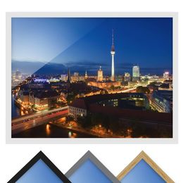 Bilderwelten Bild mit Rahmen - Querformat Fernsehturm bei Nacht
