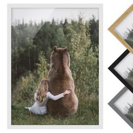 Bilderwelten Bild mit Rahmen - Hochformat M&auml;dchen mit Braunb&auml;r