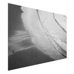 Alu Dibond Outdoor Bild - Leichter Wellengang am Strand Schwarz Wei&szlig; - Strand schwarz weiss Motiv wetterfest Landschaft Wohnzimmer Schlafzimmer