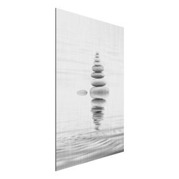 Alu Dibond Outdoor Bild - Steinturm im Wasser Schwarz-Wei&szlig; - schwarz weiss Motiv Steinoptik Beton Wohnzimmer Schlafzimmer