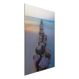 Bilderwelten Alu Dibond Outdoor Bild Strand bunt Motiv wetterfest - Buhnen bei Sonnenuntergang am Meer - Landschaft Wohnzimmer Schlafzimmer