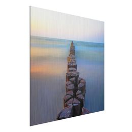 Bilderwelten Alu Dibond Outdoor Bild Strand bunt Motiv wetterfest - Buhnen bei Sonnenuntergang am Meer - Landschaft Wohnzimmer Schlafzimmer