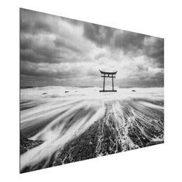 Bilderwelten Alu Dibond Outdoor Bild Stadt schwarz weiss Motiv wetterfest - Japanisches Torii im Meer - Asia Wohnzimmer Schlafzimmer