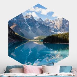 Hexagon Fototapete selbstklebend Kristallklarer Bergsee