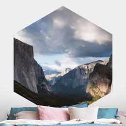 Hexagon Fototapete selbstklebend Wolken &uuml;ber Berglandschaft