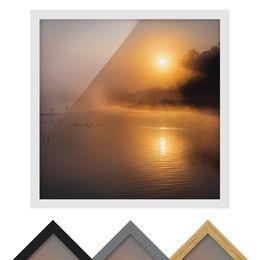 Bilderwelten Bild mit Rahmen - Quadrat Sonnenaufgang am See mit Rehen im Nebel