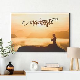 Wechselbild Namaste Sonnenaufgang im Gebirge