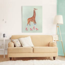 Bilderwelten Leinwandbild Jonas Loose Kinderzimmer Pop Art Tiere Giraffe mit Rollschuhen - Leinwanddruck Hochformat - Wandbild S-XXL - moderne Babyzimmer Bilder