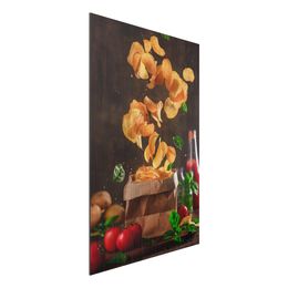 Bilderwelten Alu Dibond Outdoor Bild Kulinarisch braun modern wetterfest - Tomate-Basilikum-Snack - Gem&uuml;se K&uuml;che