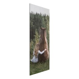 Bilderwelten Alu Dibond Outdoor Bild Tiere gr&uuml;n Motiv wetterfest - M&auml;dchen mit Braunb&auml;r - B&auml;r Wohnzimmer Schlafzimmer