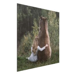 Bilderwelten Alu Dibond Outdoor Bild Tiere gr&uuml;n Motiv wetterfest - M&auml;dchen mit Braunb&auml;r - B&auml;r Wohnzimmer Schlafzimmer