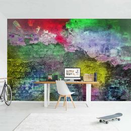 Bilderwelten Fototapete Bunte bespr&uuml;hte alte Wand aus Backstein