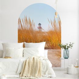 Bilderwelten Rundbogen Tapete Strand Motiv Wandtapete gelb - Leuchtturm im Strandfeld - Landschaft Wohnzimmer Schlafzimmer