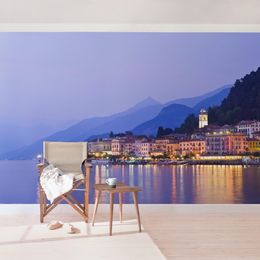 Bilderwelten Fototapete Natur Motiv Wandtapete violett - Bellagio am Comer See - Skylines Wohnzimmer Schlafzimmer