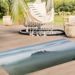 Vinylteppich - Bauernhaus im Nebel - Motiv t&uuml;rkis Natur Vinylmatte Landschaft K&uuml;che Badezimmer Flur