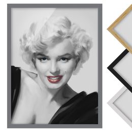Bilderwelten Bild mit Rahmen - Hochformat Marilyn auf Sofa