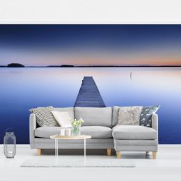 Bilderwelten Fototapete Natur modern 3D-Effekt blau - Flusssteg bei Sonnenuntergang - Landschaft Wohnzimmer Schlafzimmer