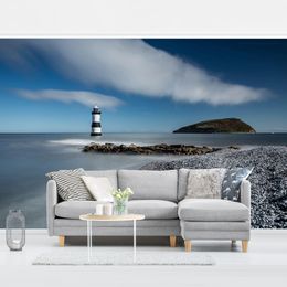 Bilderwelten Fototapete Strand Motiv Wandtapete blau - Leuchtturm in Wales - K&uuml;ste Wohnzimmer Schlafzimmer