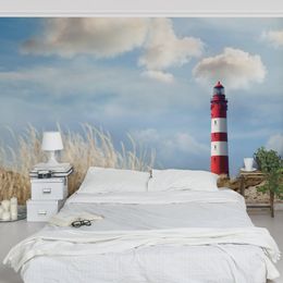 Bilderwelten Fototapete Strand modern Wandtapete blau - Leuchtturm in den D&uuml;nen - Himmel Wohnzimmer Schlafzimmer