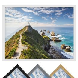 Bilderwelten Bild mit Rahmen - Querformat Nugget Point Leuchtturm und Meer Neuseeland