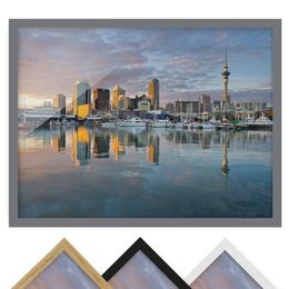 Bilderwelten Bild mit Rahmen - Querformat Auckland Skyline Sonnenuntergang