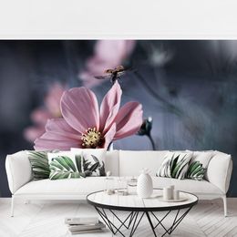 Bilderwelten Fototapete Blumen Motiv Wandtapete rosa - Marienk&auml;fer beim Start - Deko Wohnzimmer Schlafzimmer