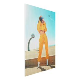 Bilderwelten Alu Dibond Outdoor Bild originell gelb Fotomontage wetterfest - M&auml;dchen mit Jogginghose - Basketball Wohnzimmer Schlafzimmer