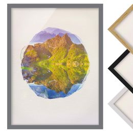 Bilderwelten Bild mit Rahmen - Hochformat Wasserfarben - Berglandschaft mit Wasserspiegelung in Norwegen