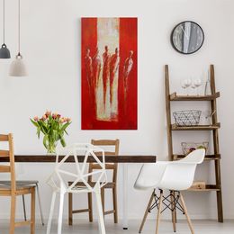 Bilderwelten Leinwandbild - Hochformat Petra Sch&uuml;&szlig;ler - F&uuml;nf Figuren in Rot 02