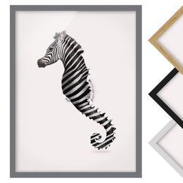 Bilderwelten Bild mit Rahmen - Hochformat Seepferdchen mit Zebrastreifen