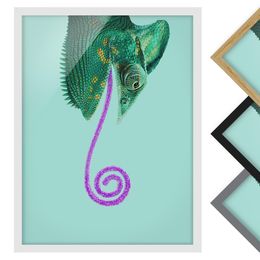 Bilderwelten Bild mit Rahmen Tiere gr&uuml;n Fotomontage inkl. Rahmung - Cham&auml;leon mit Zuckerzunge - Deko Wohnzimmer Schlafzimmer