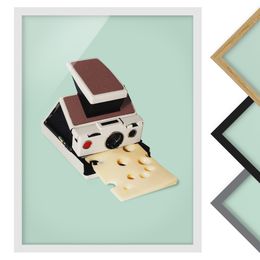 Bilderwelten Bild mit Rahmen Kulinarisch gr&uuml;n Fotomontage inkl. Rahmung - Kamera mit K&auml;se - Deko K&uuml;che