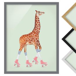 Bilderwelten Bild mit Rahmen - Hochformat Giraffe mit Rollschuhen