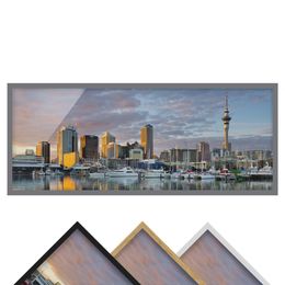 Bilderwelten Bild mit Rahmen - Panorama Auckland Skyline Sonnenuntergang