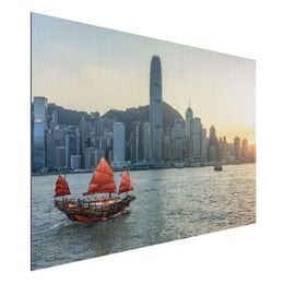 Alu Dibond Outdoor Bild - Dschunke im Victoria Harbour - Natur rot Motiv wetterfest China Wohnzimmer Schlafzimmer