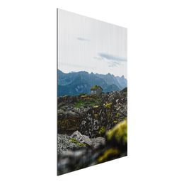 Alu Dibond Outdoor Bild - Einsame H&uuml;tte in Norwegen - Natur gr&uuml;n Motiv wetterfest Norwegen Wohnzimmer Schlafzimmer