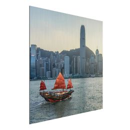 Alu Dibond Outdoor Bild - Dschunke im Victoria Harbour - Natur rot Motiv wetterfest China Wohnzimmer Schlafzimmer