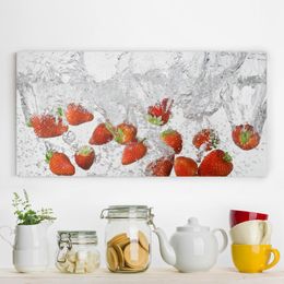 Bilderwelten Leinwandbild - Querformat Frische Erdbeeren im Wasser