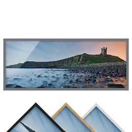 Bilderwelten Bild mit Rahmen - Panorama Sonnenaufgang mit Nebel bei Dunstanburgh Castle