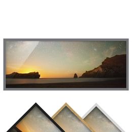 Bilderwelten Bild mit Rahmen - Panorama Sternenhimmel &uuml;ber dem Meer