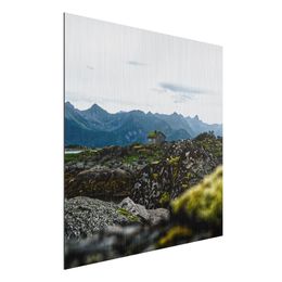 Alu Dibond Outdoor Bild - Einsame H&uuml;tte in Norwegen - Natur gr&uuml;n Motiv wetterfest Norwegen Wohnzimmer Schlafzimmer