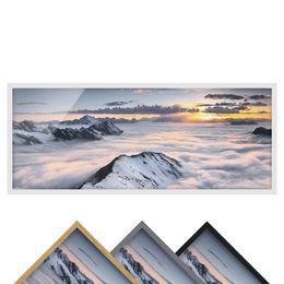 Bilderwelten Bild mit Rahmen - Panorama Blick &uuml;ber Wolken und Berge