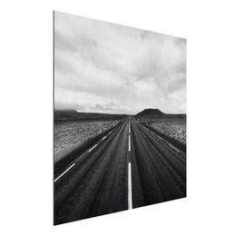 Alu Dibond Outdoor Bild - Gerade Stra&szlig;e in Island - Natur schwarz weiss Motiv wetterfest Landschaft Wohnzimmer Schlafzimmer