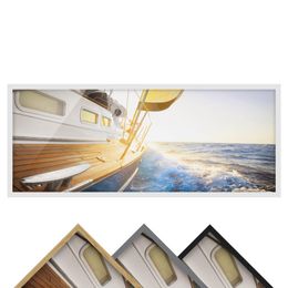 Bilderwelten Bild mit Rahmen Strand blau Motiv inkl. Rahmung - Segelboot auf blauem Meer bei Sonnenschein - Boot Schiff & U-Boot Wohnzimmer Schlafzimmer