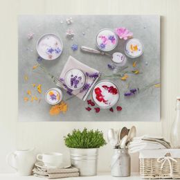Bilderwelten Leinwandbild - Querformat Essbare Bl&uuml;ten mit Lavendelzucker