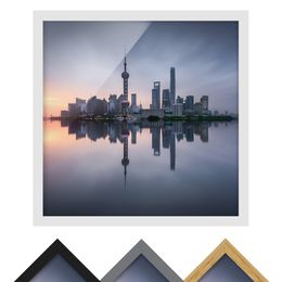 Bilderwelten Bild mit Rahmen Stadt blau Motiv inkl. Rahmung - Shanghai Skyline Morgenstimmung - Architektur Wohnzimmer Schlafzimmer
