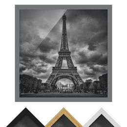 Bilderwelten Bild mit Rahmen - Quadrat Eiffelturm vor Wolken schwarz-wei&szlig;