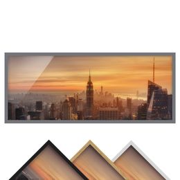 Bilderwelten Bild mit Rahmen - Panorama Manhattan Skyline Abendstimmung