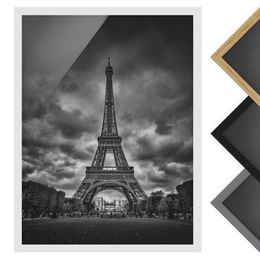 Bilderwelten Bild mit Rahmen Stadt schwarz weiss Motiv inkl. Rahmung - Eiffelturm vor Wolken schwarz-wei&szlig; - Architektur Wohnzimmer Schlafzimmer