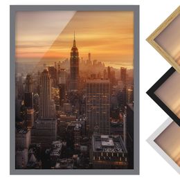 Bilderwelten Bild mit Rahmen - Hochformat Manhattan Skyline Abendstimmung